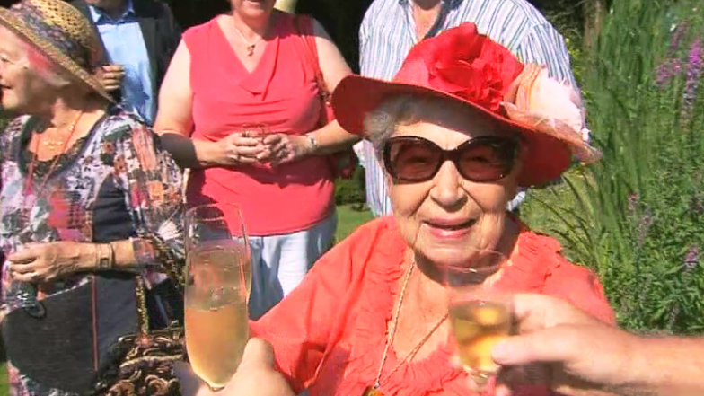 Actrice Alice Toen stelt senioren gerust in promofilmpje voor ...