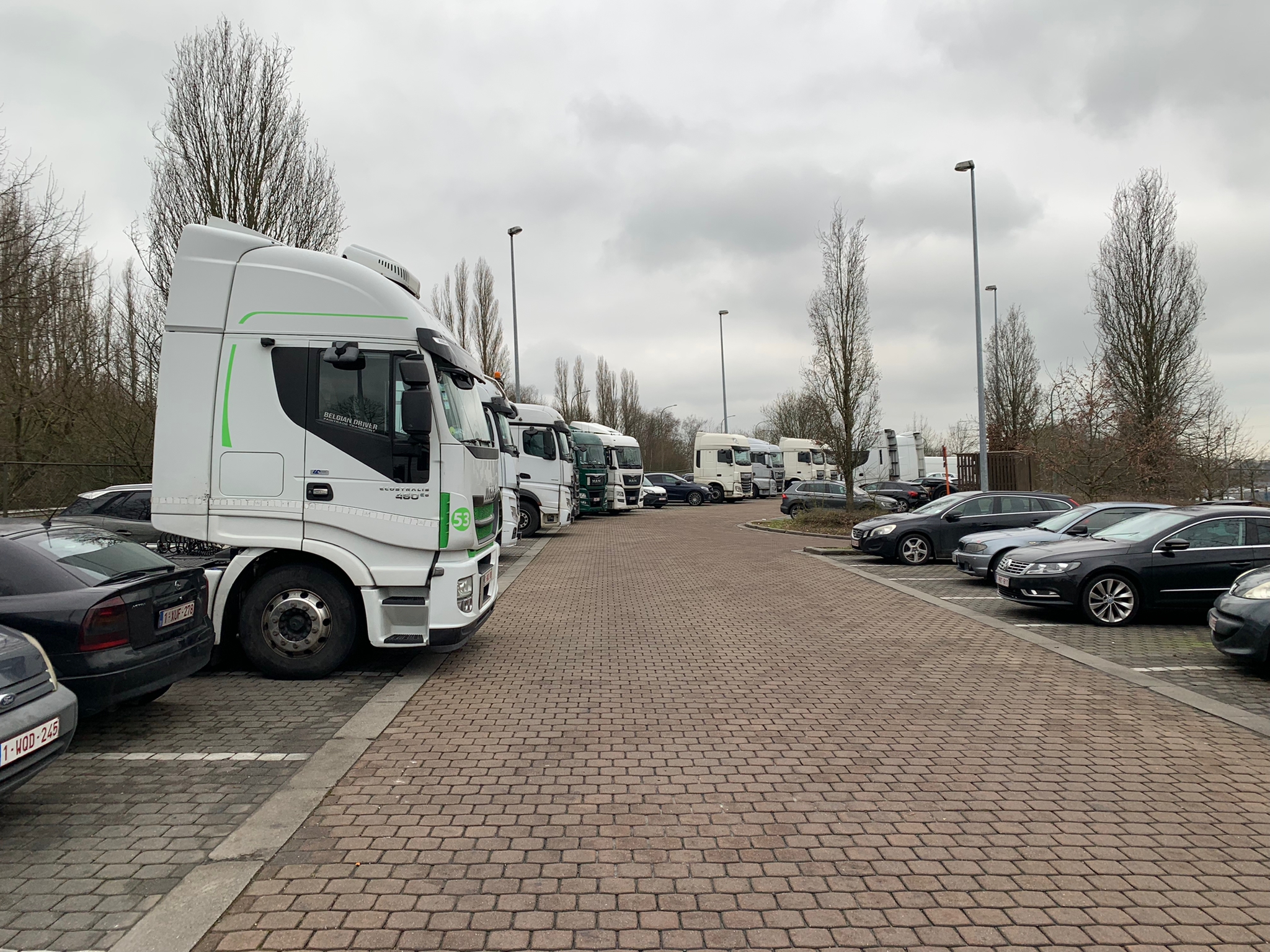 Stad Halle pakt problemen met truckers op carpoolparkings aan | Ring