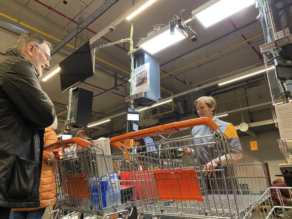Camera met AI scant producten in de winkelkar bij Colruyt | Ring