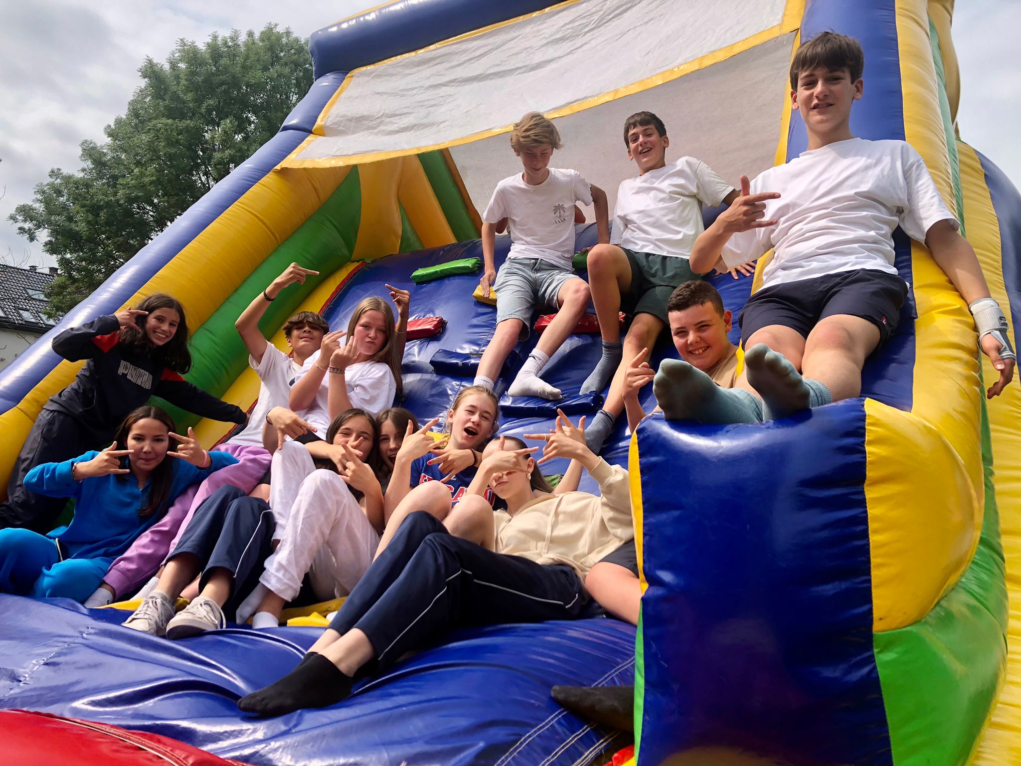 Leerlingen OLV Sint-Genesius-Rode springen (letterlijk) de vakantie ...