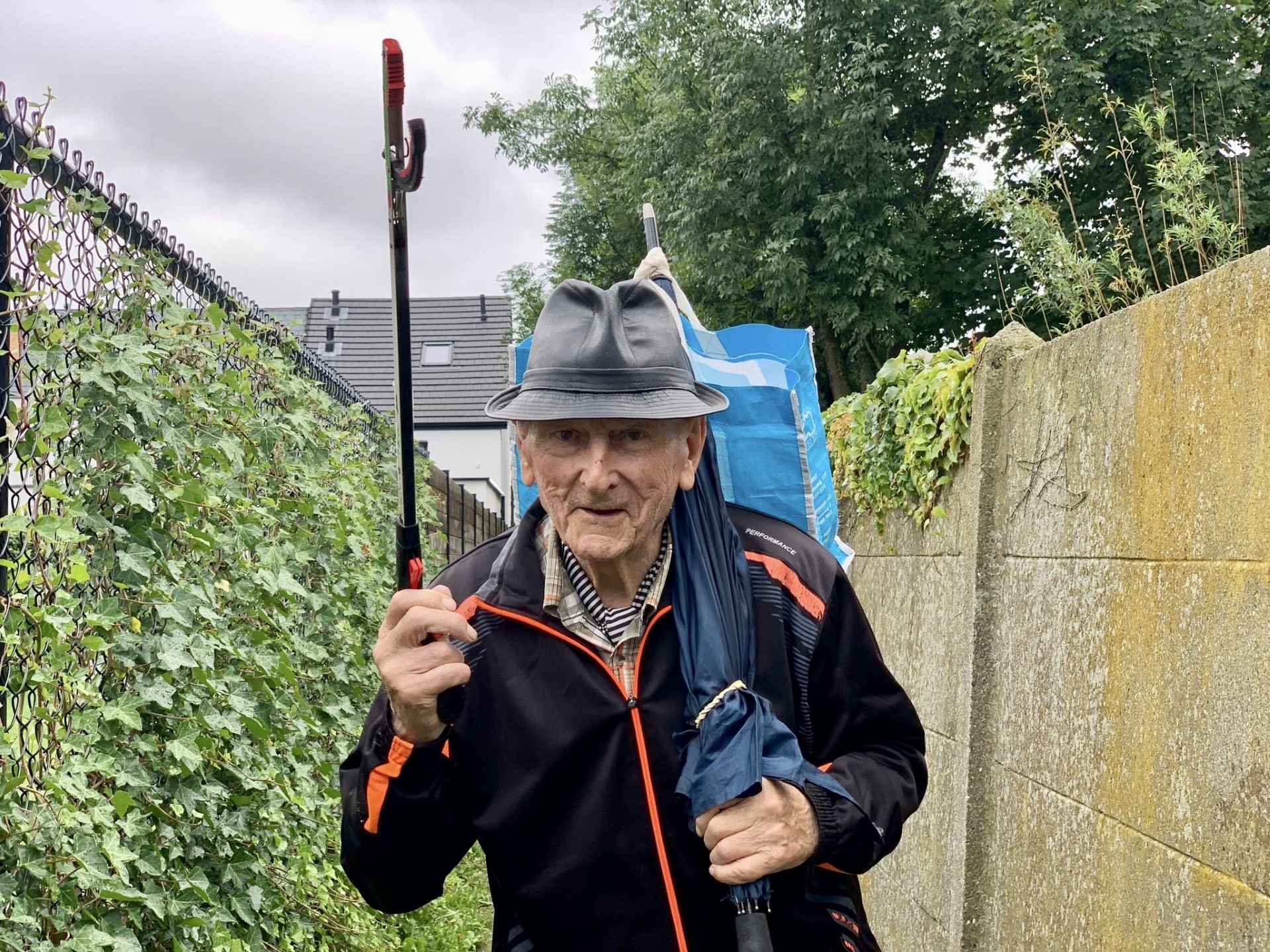 90-jarige Jan houdt de straten van Kapelle-op-den-Bos schoon | Ring