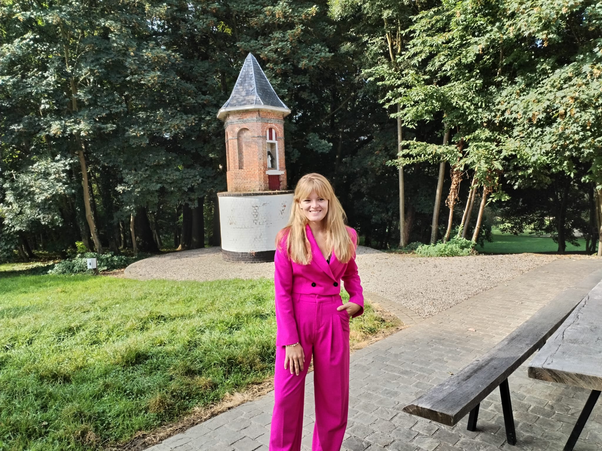 Julie De Donder lanceert eerst single en videoclip: Voltooid Verleden ...