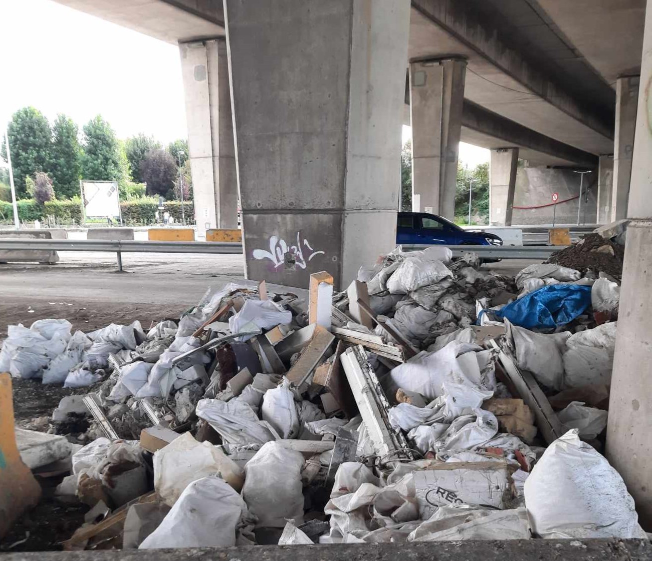 Groot sluikstort op terrein onder Viaduct aan Woluwelaan: "Opnieuw ...