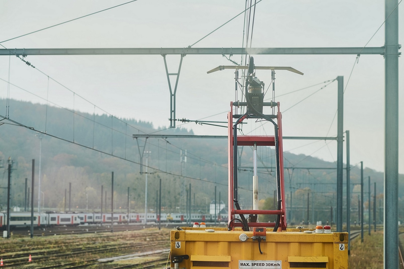 Rijmtrein Infrabel houdt bovenleiding gevoelige spoorlijnen ijsvrij | Ring