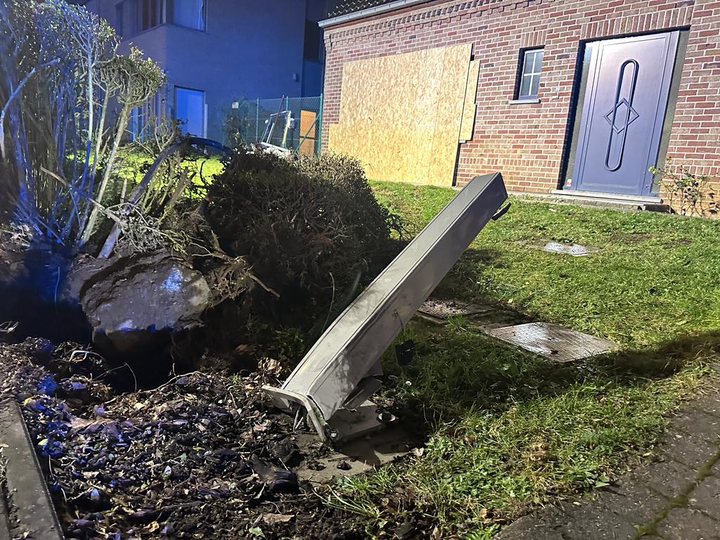 91-jarige vlamt door het rode licht en boort zich in woning: “Pand ...