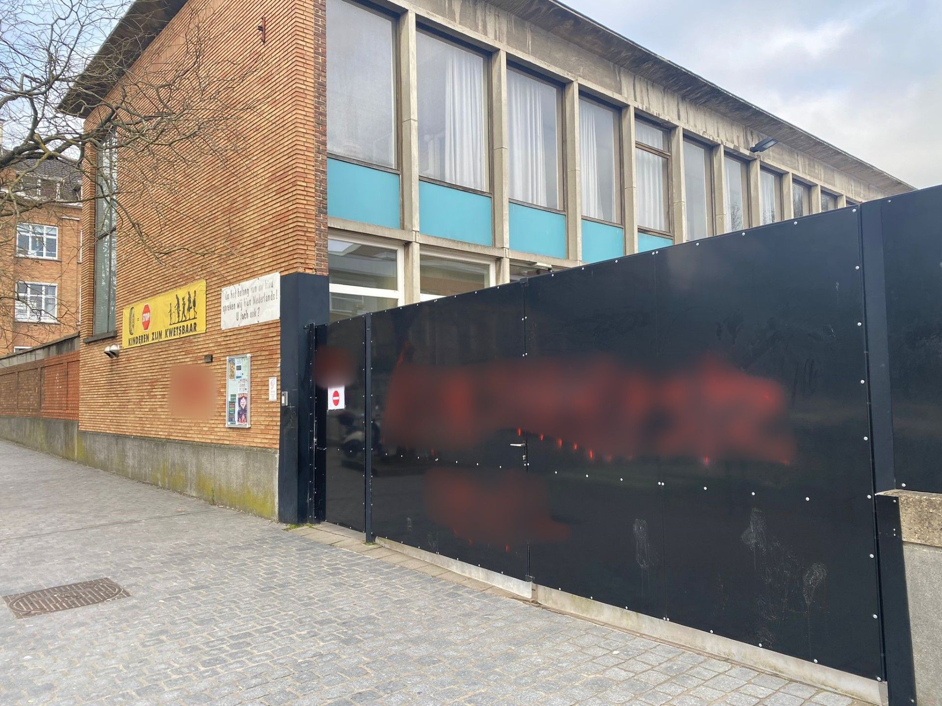 Minister Demir veroordeelt protestactie aan school in Strombeek-Bever ...