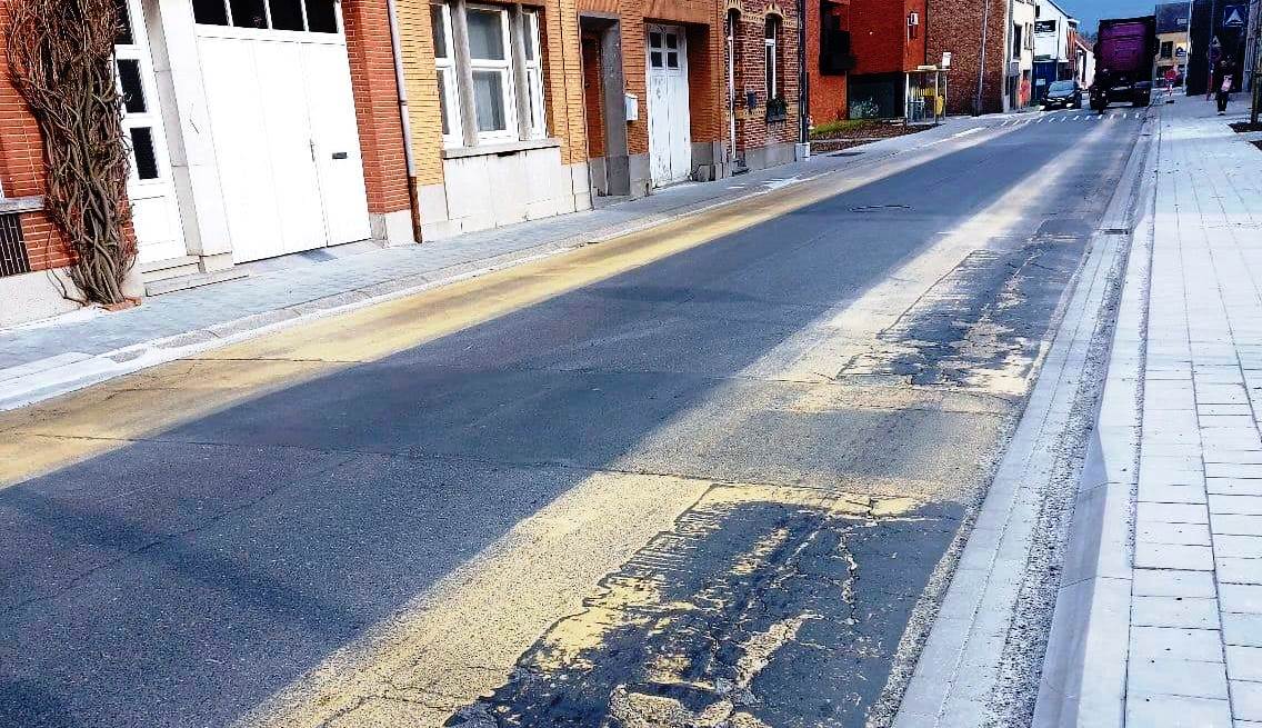 Fietssuggestiestroken Merchtem: okerkleurige asfalt vervangt verf | Ring