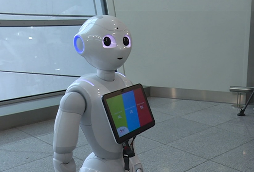 Slimme robot helpt reizigers op Zaventem | Ring