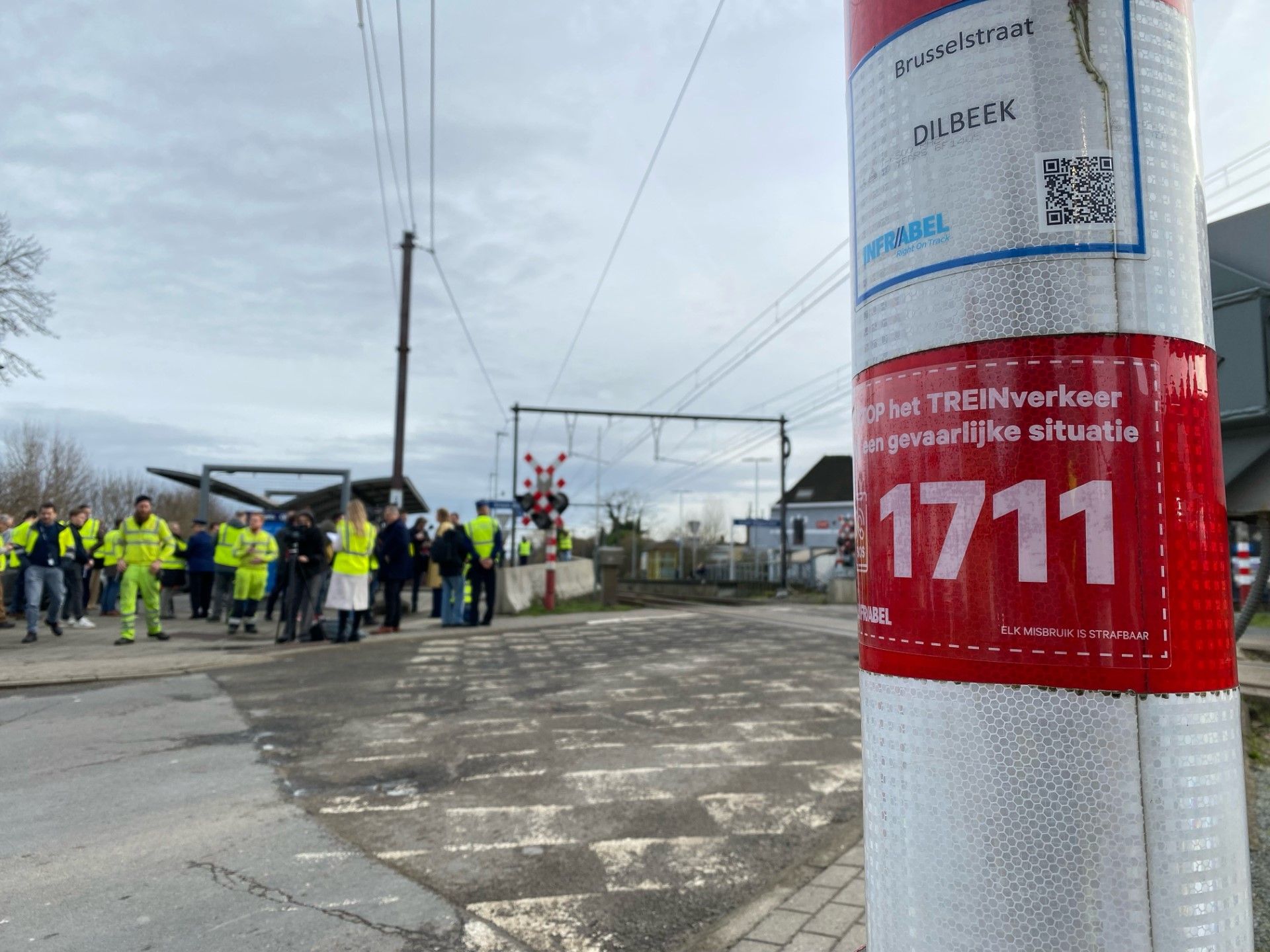 Infrabel doet oproep: “Gratis noodnummer 1711 kan drama’s aan overwegen ...