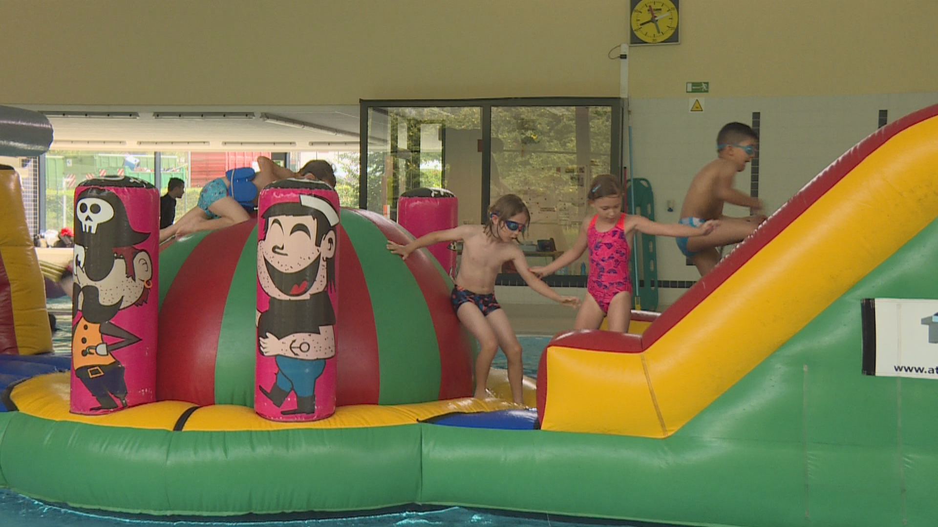 Waterpretpark in zwembad Sint-Pieters-Leeuw | Ring