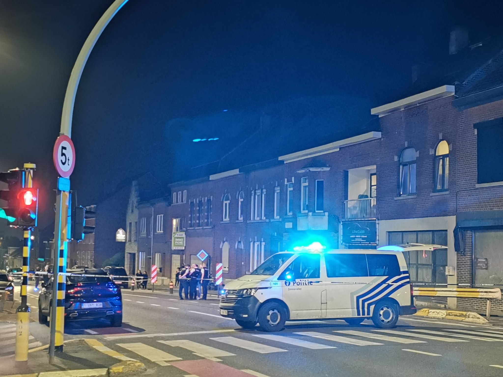 Schietpartij op Bergensesteenweg: man (30) afgevoerd naar ziekenhuis | Ring