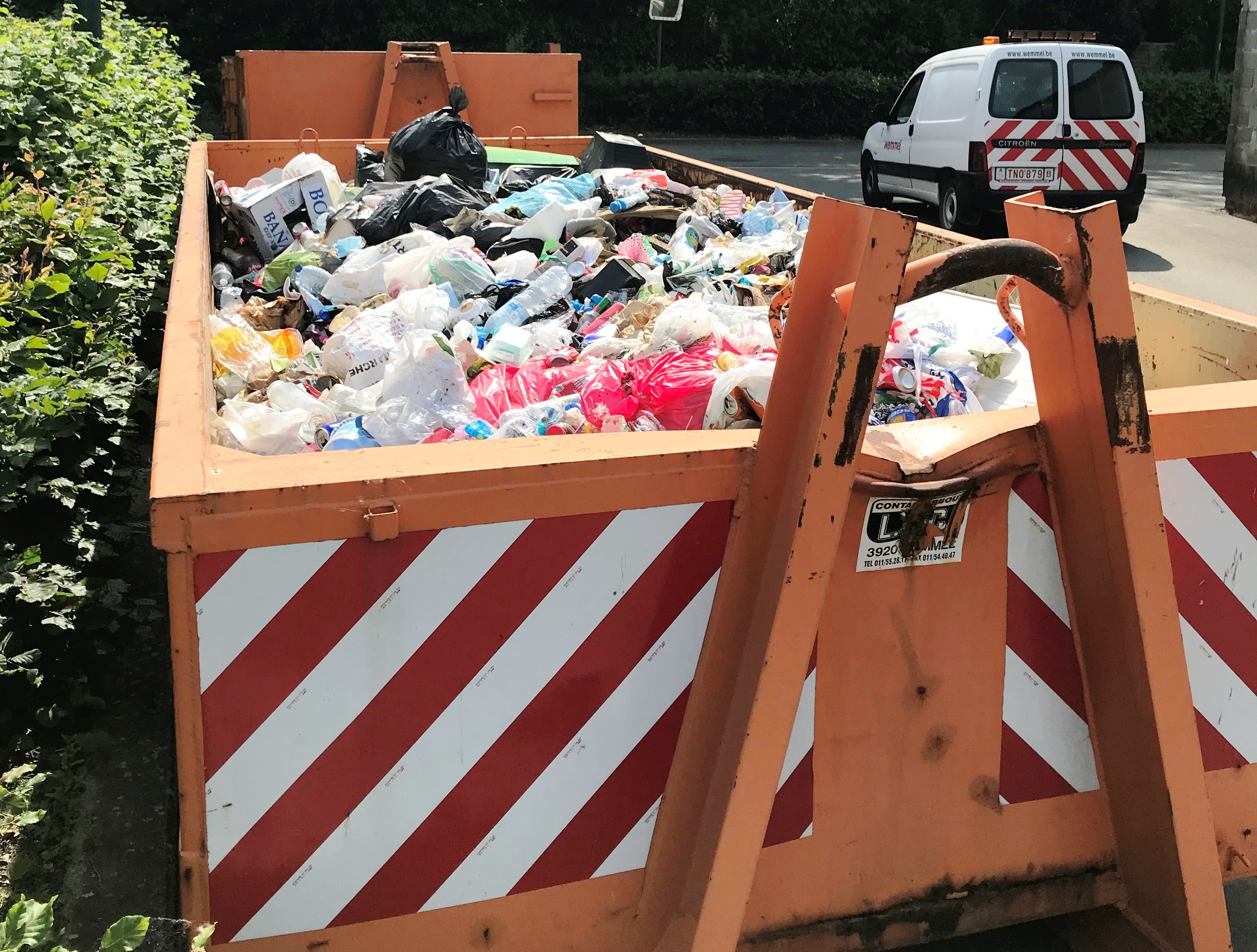 Container vol zwerfvuil na één zonnig weekend in twee Wemmelse parken ...